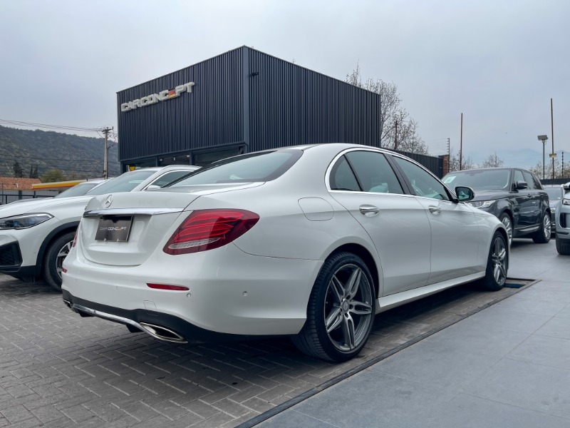 MERCEDES-BENZ E300 LOOK AMG 2018 SÓLO 42.300 KI (216727) - Car Concept